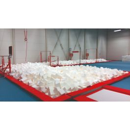 SUSPENDED SUNKEN LANDING PIT WITH FOAM CUBES (*)